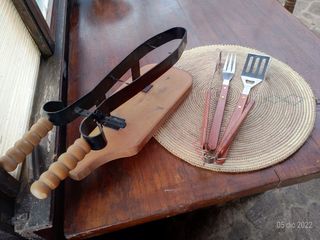 portaprosciutto in legno e utensili per griglia