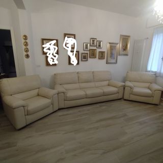 Divano a tre posti + poltrone