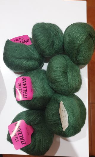 gomitoli di lana verde asparago