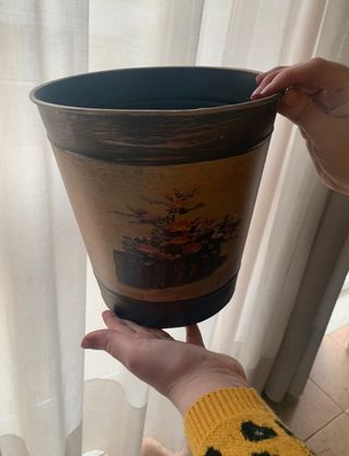 Vado in metallo con decorazioni floreali