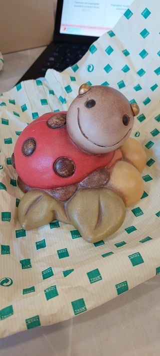 THUN Coccinella su foglie verdi Media dimensione