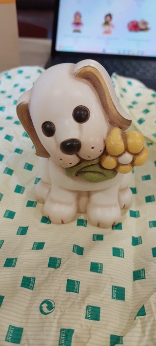 THUN Cagnolino Labrador con fiore in bocca