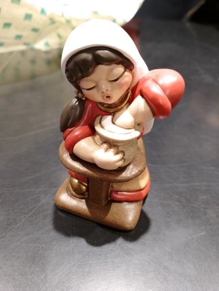 Statuina Thun rossa "La Vasaia"