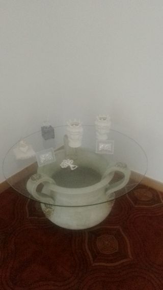 tavolo in vetro che funge anche da vaso