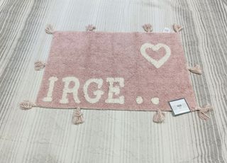 tappeto rosa con camera