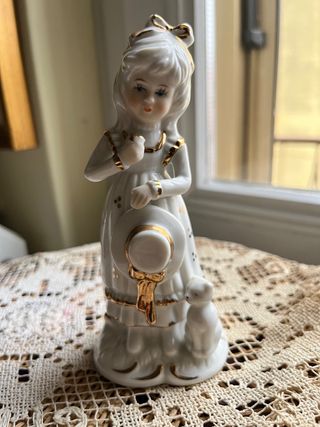 Statuina ceramica bianca con decori dorati