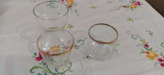 Bottiglia e bicchiere da comodino 