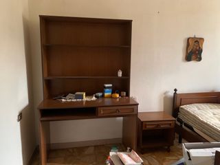 Scrivania con libreria