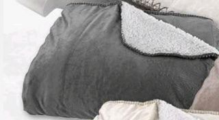 Plaid microfibra imbottito con retro sherpa 