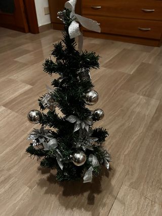 Albero piccolo vintage di Natale decorato