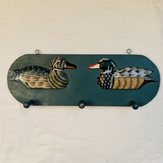 Appendiabiti di legno blu con anatre