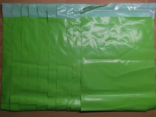 10 Buste per spedizioni di colore verde. 25x35 cm.