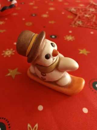 pupazzo di neve su sci thun