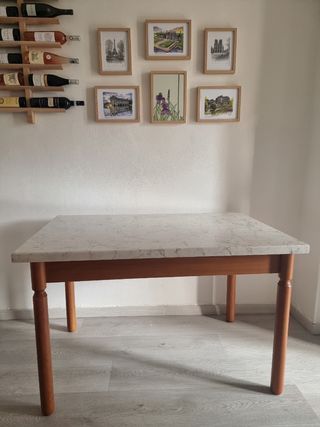 Tavolo da pranzo di legno allungabile.