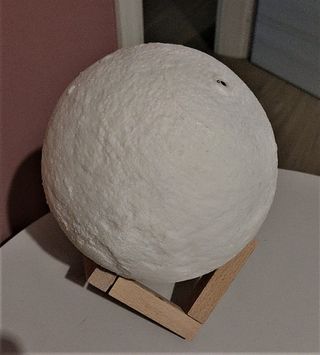 Lamp*da a forma di luna, con Diametro 15cm. Illumi