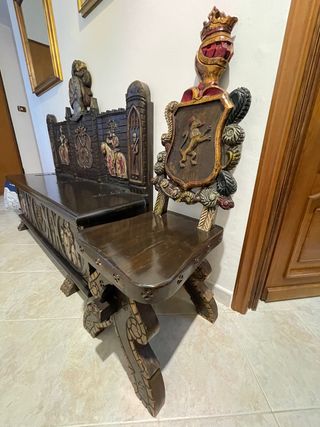 Sedia in legno con elmo di gladiatore