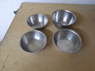 scodelle e piatti in acciaio