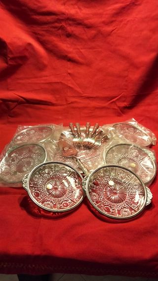 piatti in cristallo e posate per dolci 