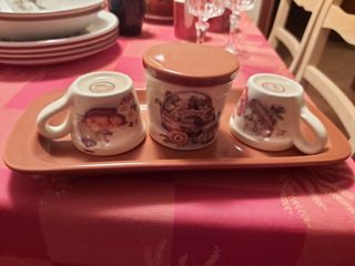 vassoio con tazze e zuccheriera