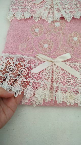 Asciugamani bagno rosa con merletto