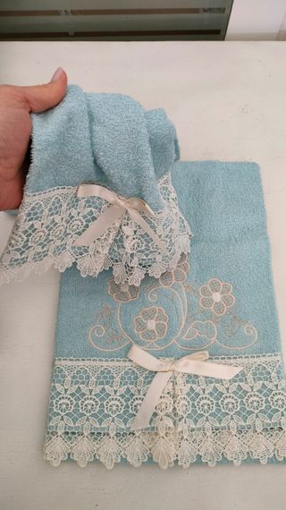 Asciugamani bagno azzurre con merletto