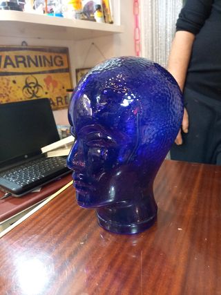 testa in vetro blu per esposizione accessori moda 