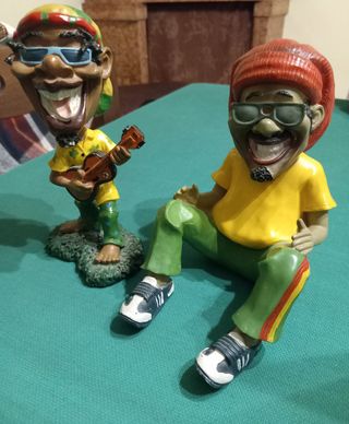 2 statuette resina totale 3euro 