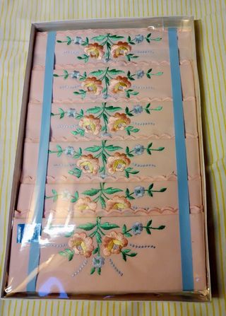 6 asciugamani  in puro lino ,rosa, ricamati a mano