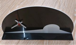 Orologio da tavolo bianco e nero