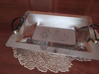 Vecchio vassoio in acciaio con disegno. 