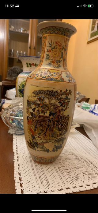 vaso stile cinese con rilievi