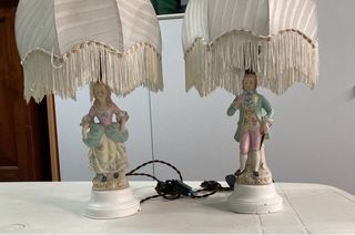 Coppia di lumi con figure vittoriane vintage 