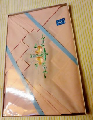 tovaglia preziosa, puro lino ricamata a mano 