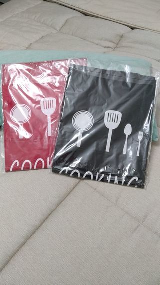 Set 2 grembiuli antimacchia nuovi