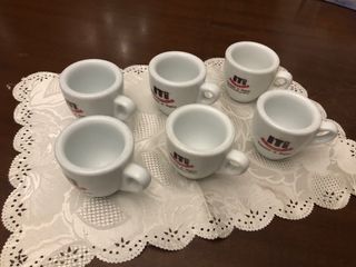 Set di tazzine da caffè in ceramica bianca