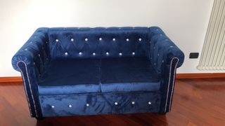 Divano chesterfield blu elettrico, a due posti.