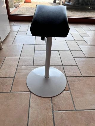 Sgabello poggia piedi