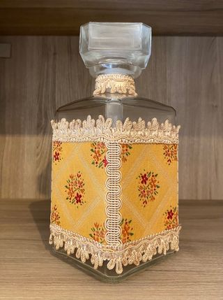 Bottiglia per liquore in vetro con ricamato