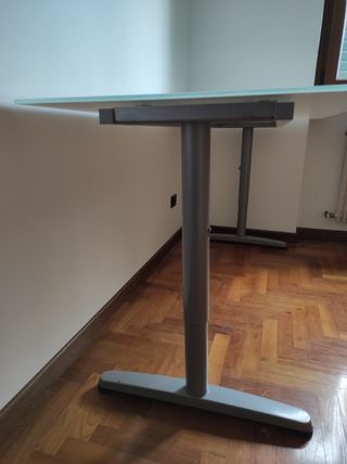 Scrivania da ufficio con piano in cristallo