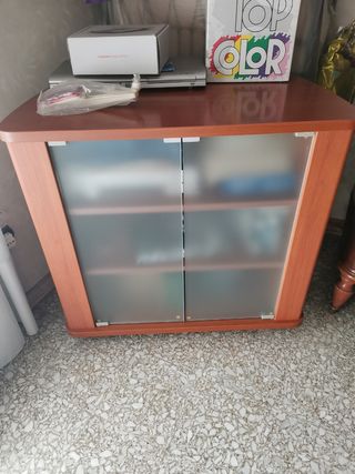 Mobile porta tv con vetrinetta e 3 ripiani.