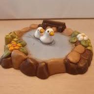 thun x presepe laghetto più banco con due personag