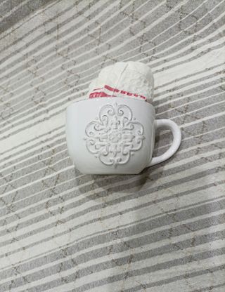 tazza shabby colazione con strofinaccio cucina 