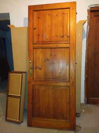 Portone in legno con serratura non blindato