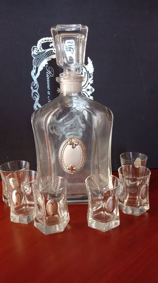 Bottiglia e bicchierini in cristallo con placca in