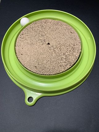 Gioco per gatti con pallina e tiragraffi