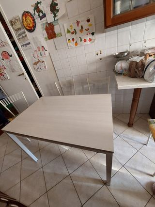 Tavolo beige con 4 sedie 