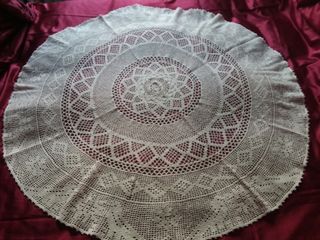 Centrotavola rotondo lavorato all'uncinetto