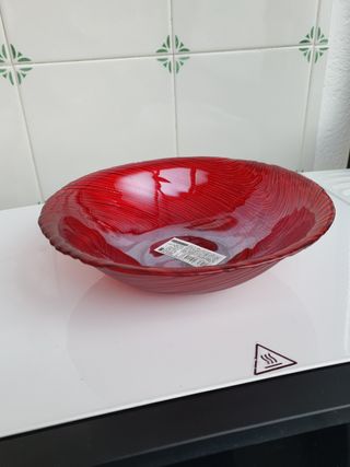 Ciotola rossa in vetro.