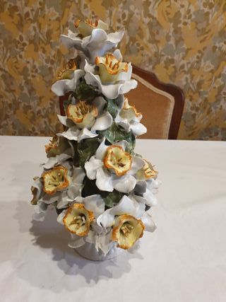 Soprammobile ceramica di Bassano a base floreale 