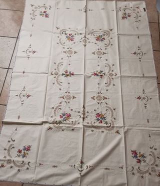 Tovaglia ricamata a mano